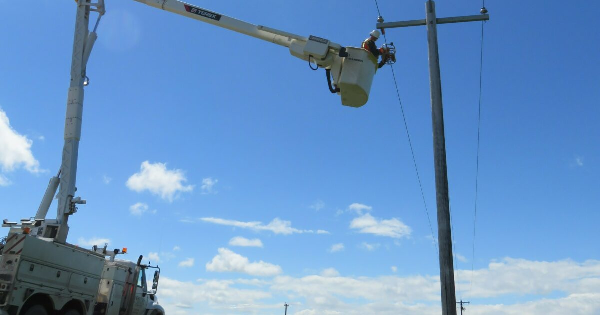Bucket Truck & Live Line Tool Testing | Kinectrics